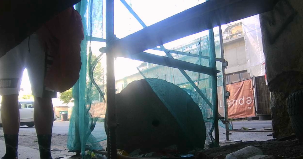 Men peeing in the corner - The Tree Spy